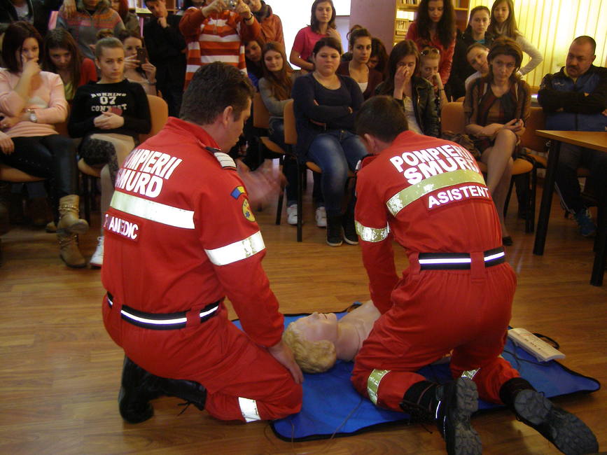 Agenda Pompierului: Paramedicii au prezentat elevilor tehnici de ...